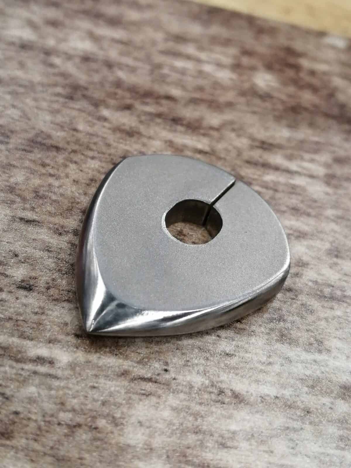 6 Good Reasons to Play With Thick Guitar Picks - Guitar Pick Reviews