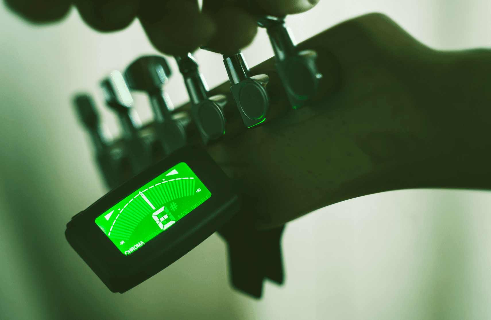 How To Tune A Guitar by Ear - Guitar Pick Reviews