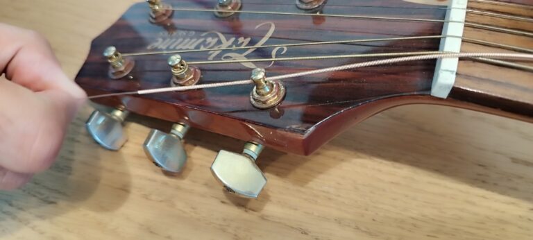 How To Tie A Luthier's Knot?